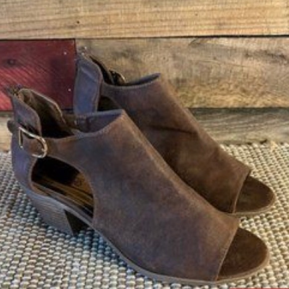 Carlos by Carlos Santana | Shoes | Carlos Santana Suede Peep Toe Heeled ...